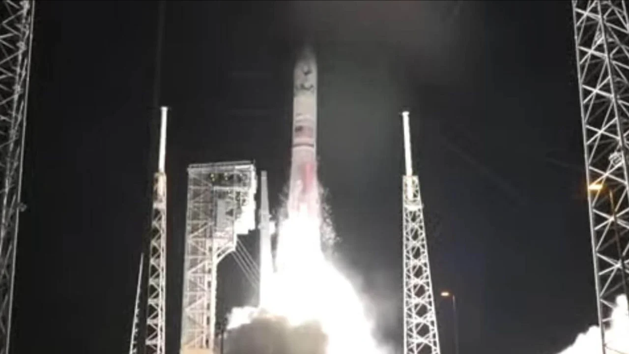 Proyecto Colmena: Despega con éxito cohete con la primera misión lunar ...