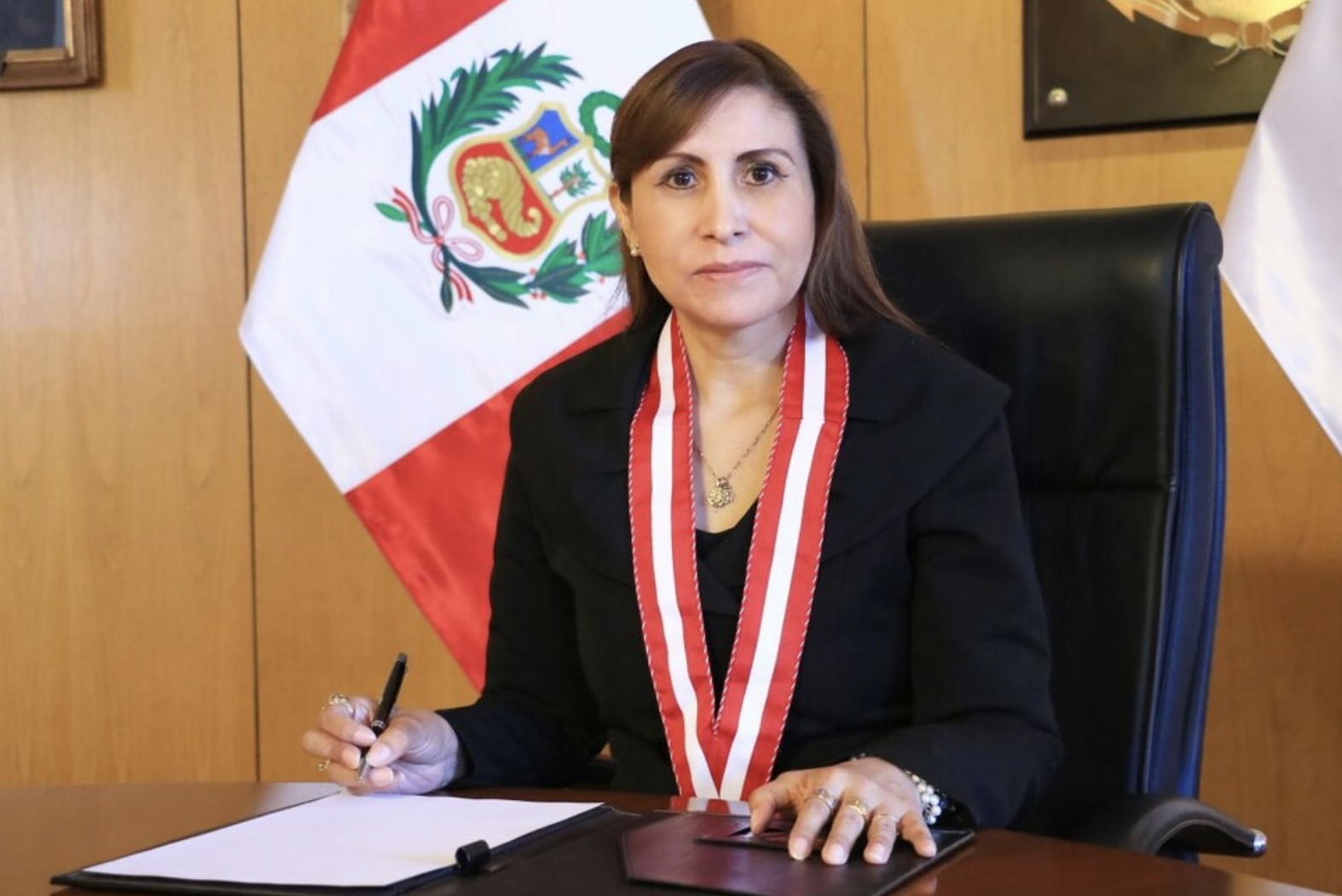 Ratifican destitución de exfiscal de la Nación de Perú por interferir ...